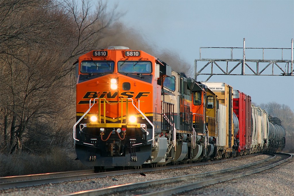 BNSF 5810, GEVO ES44AC, works a westbound manifest